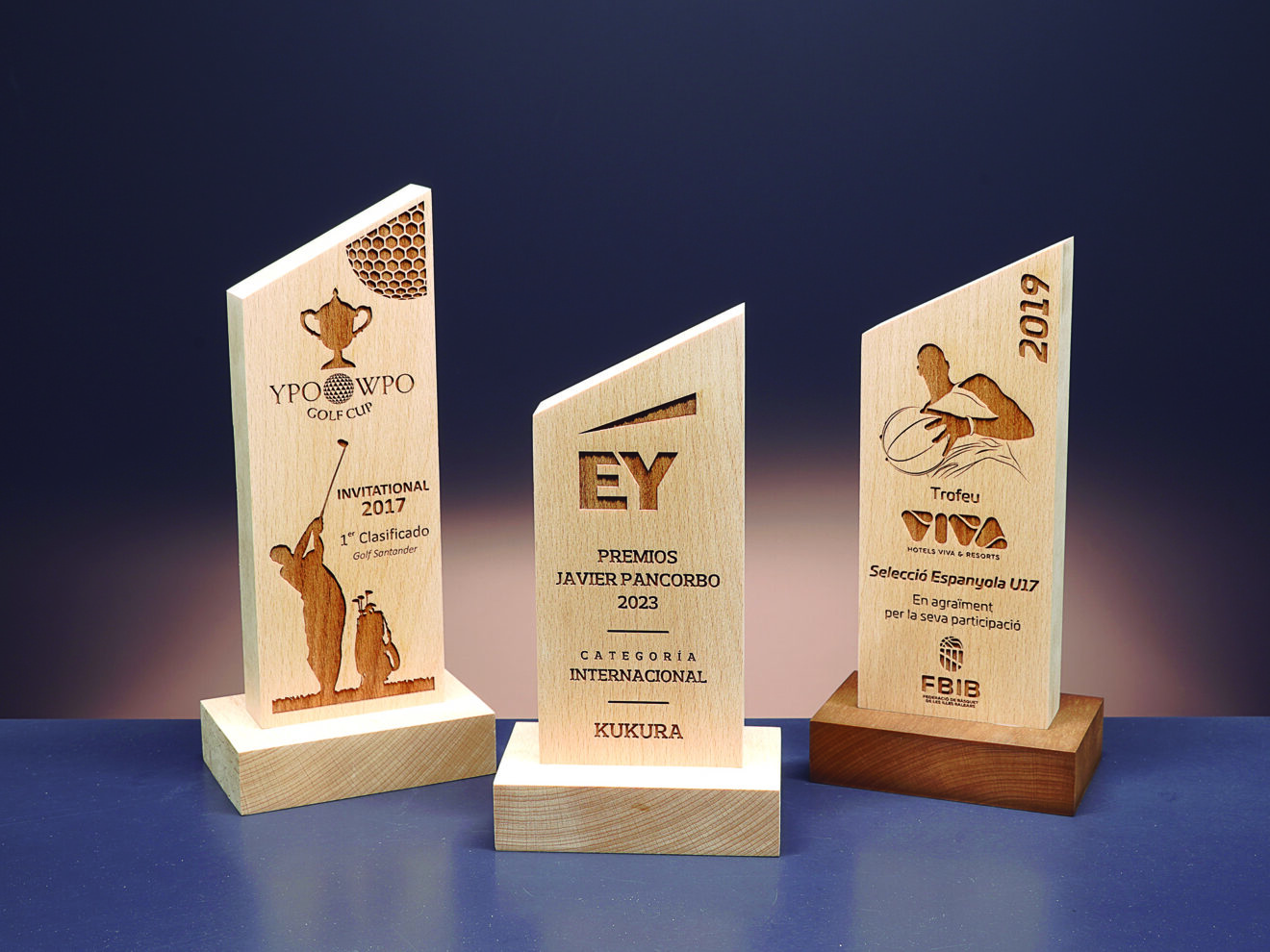 Trofeo de madera de haya de alta calidad grabado con láser CO2.